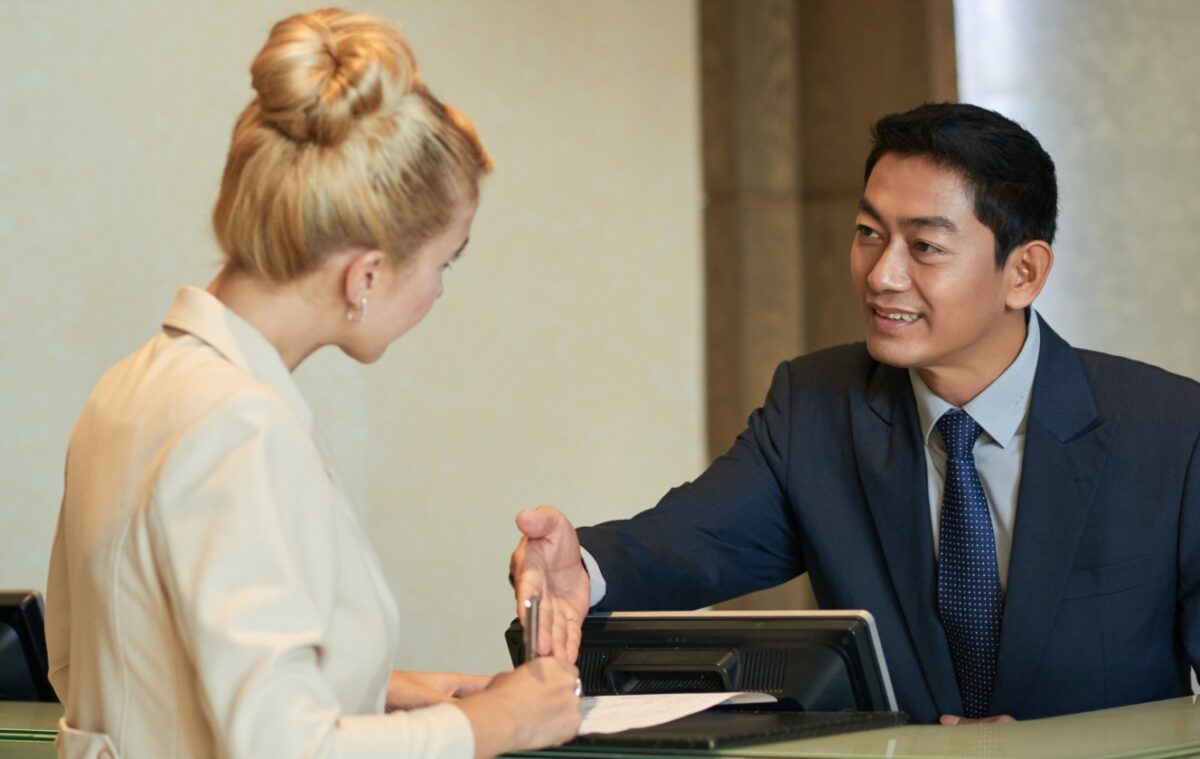 Conheça as funções do porteiro – Condo.news